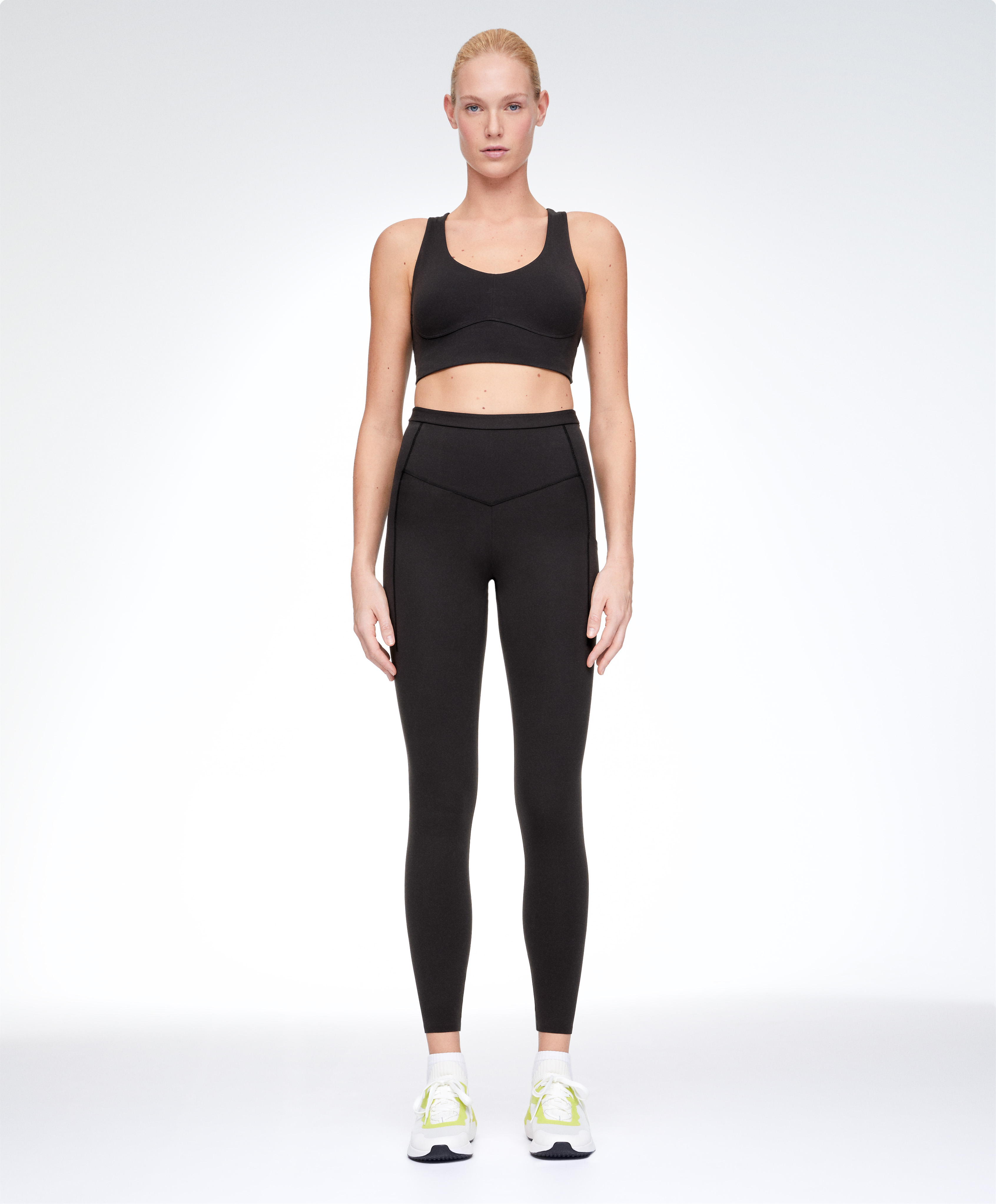 Total look compressive running μαύρο | OYSHO Cyprus