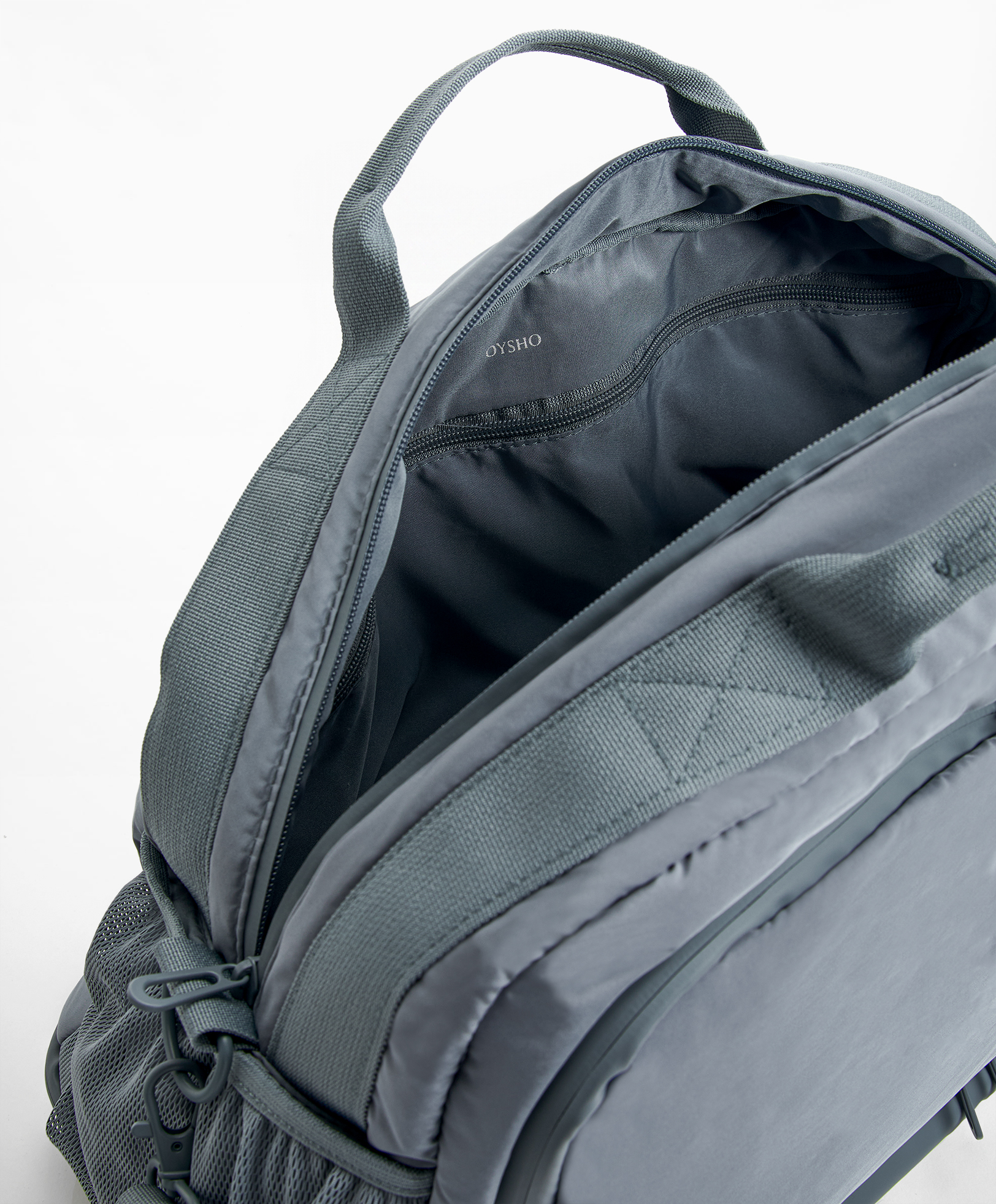 Front pocket technical sports bag | OYSHO Thailand