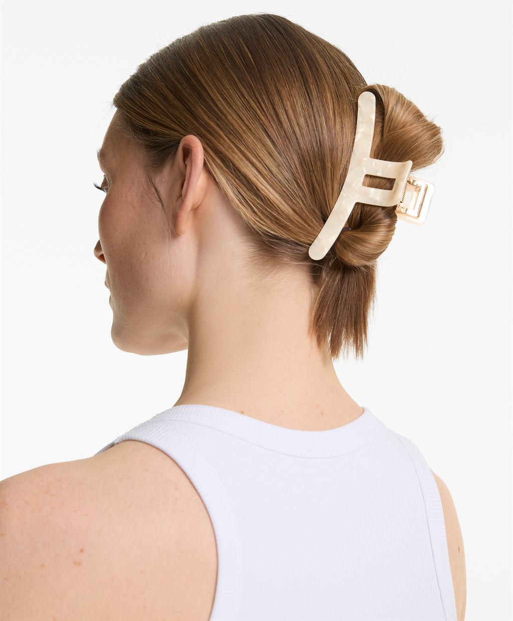 Large metallic hair clip | OYSHO Singapore