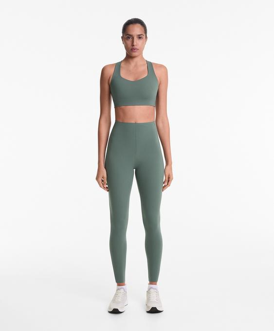 Medium support compressive sports bra | OYSHO Polska
